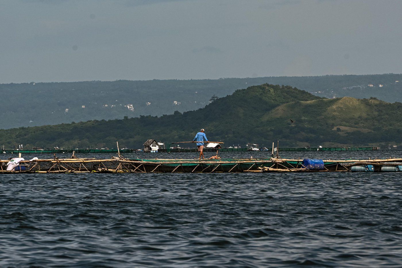 Hanapbuhay sa Taal Lake tuloy sa kabila ng balitang itinapon umano doon ang mga nawawalang ...