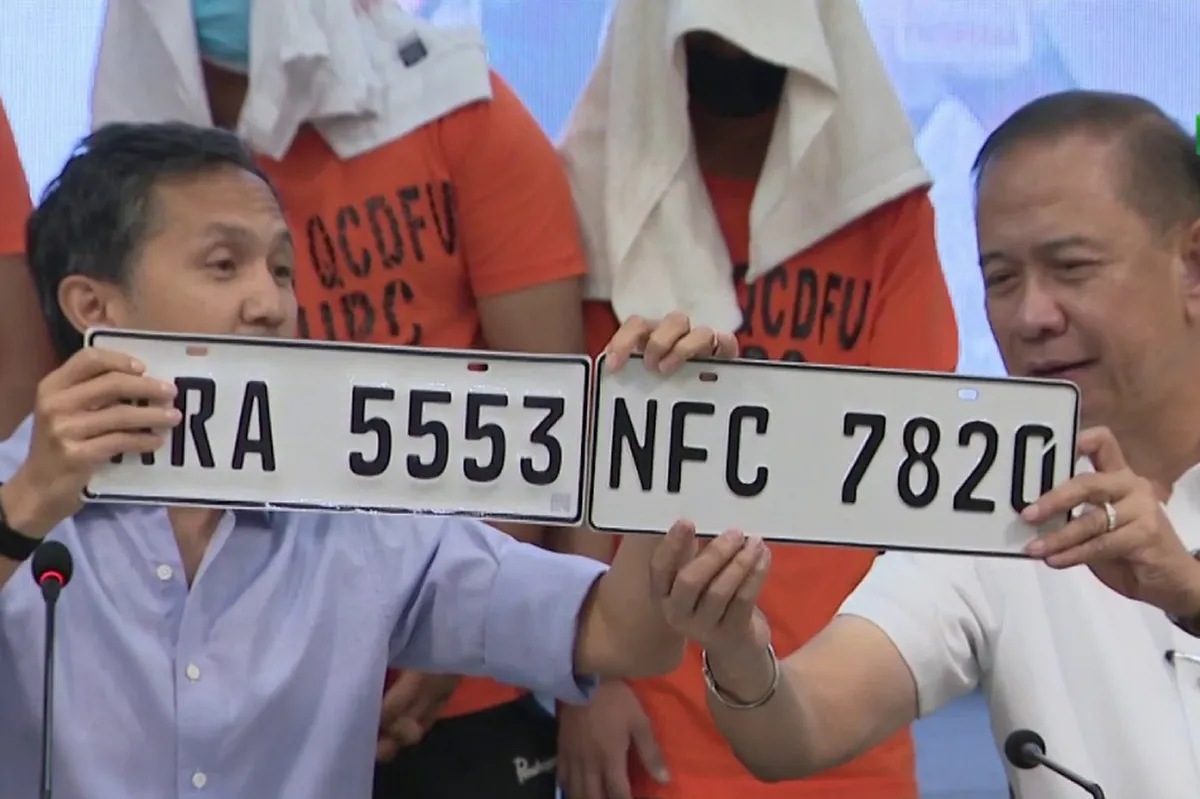 TV PATROL: 4 na lalaking sangkot umano sa paggawa at pagbebenta ng mga pekeng plaka arestado ...