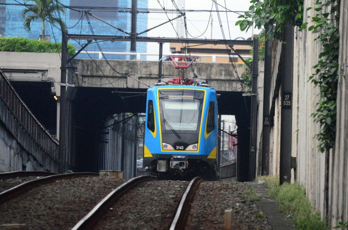 Dalian trains back on MRT-3 tracks after idling for nearly 10 years ...
