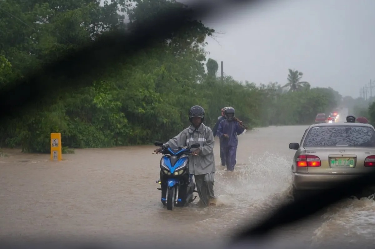 PNP rescues 276, assists 35,000 evacuees amid habagat, Crising | ABS-CBN News