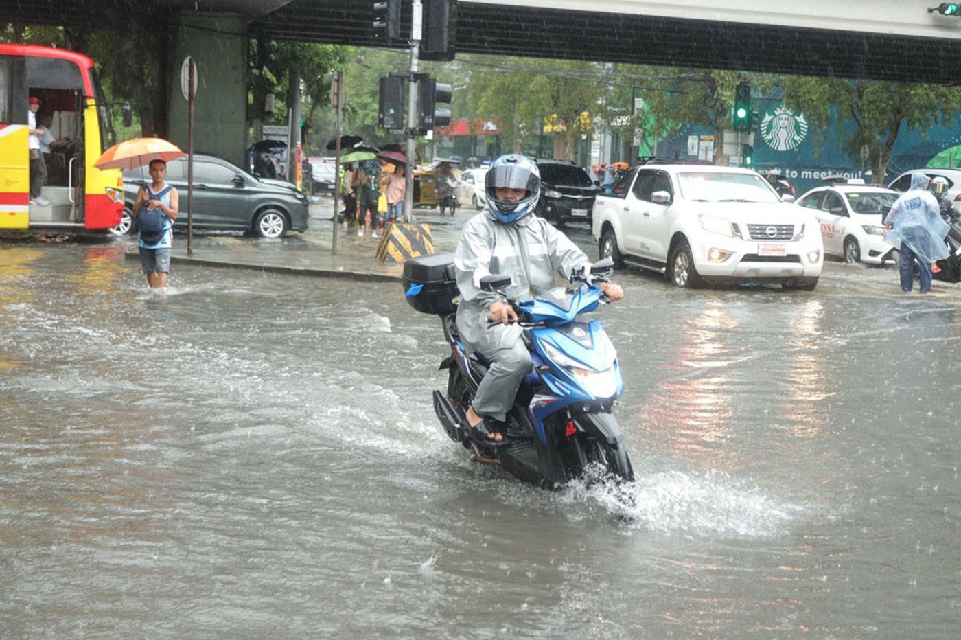 Manila eyes state of calamity as flooding displaces over 1,000 ...