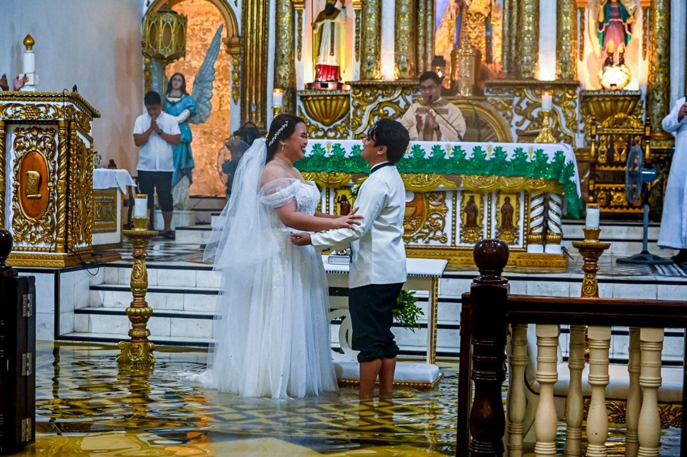 Love prevails: Couple says ‘I do’ at Barasoain Church despite rain, flooding | ABS-CBN Lifestyle