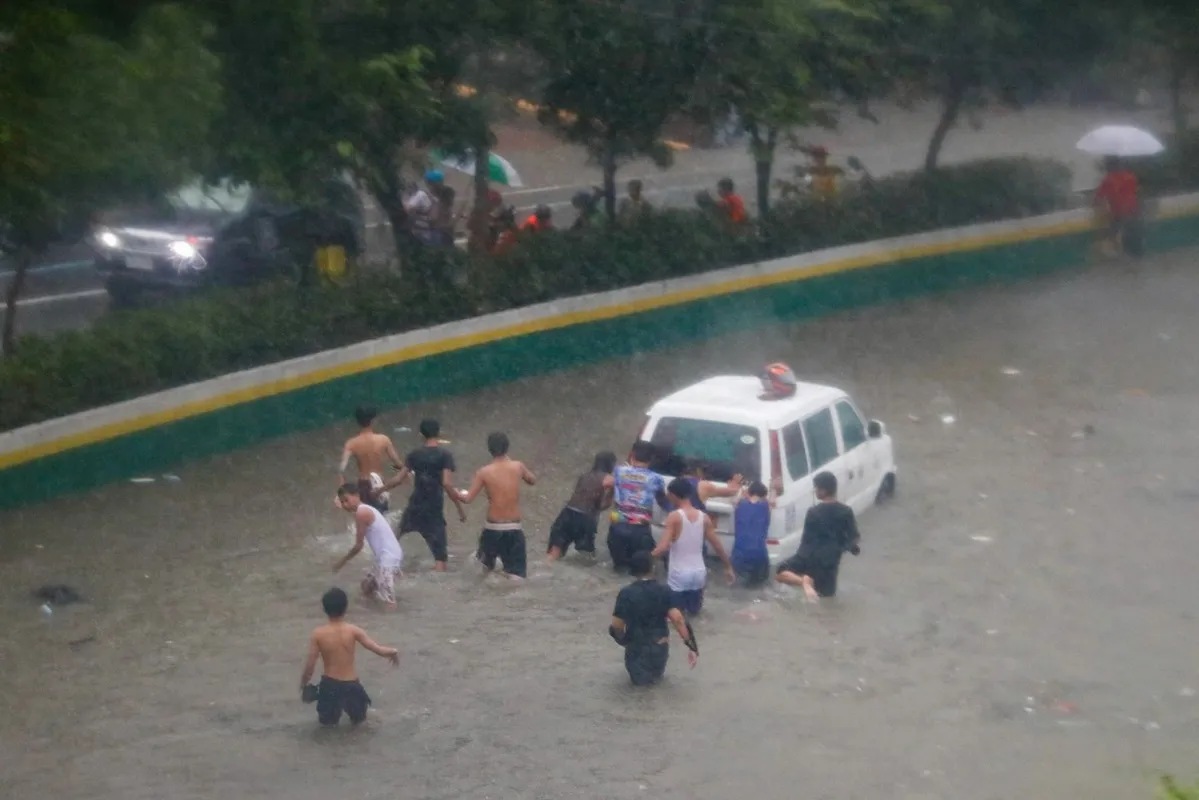 Floods paralyze parts of Parañaque amid heavy habagat rains; over 2,900 ...