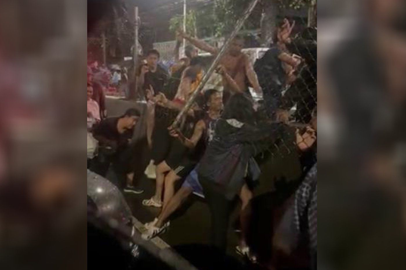 Mga komyuter na naipit sa NLEX, umakyat ng bakod | ABS-CBN News