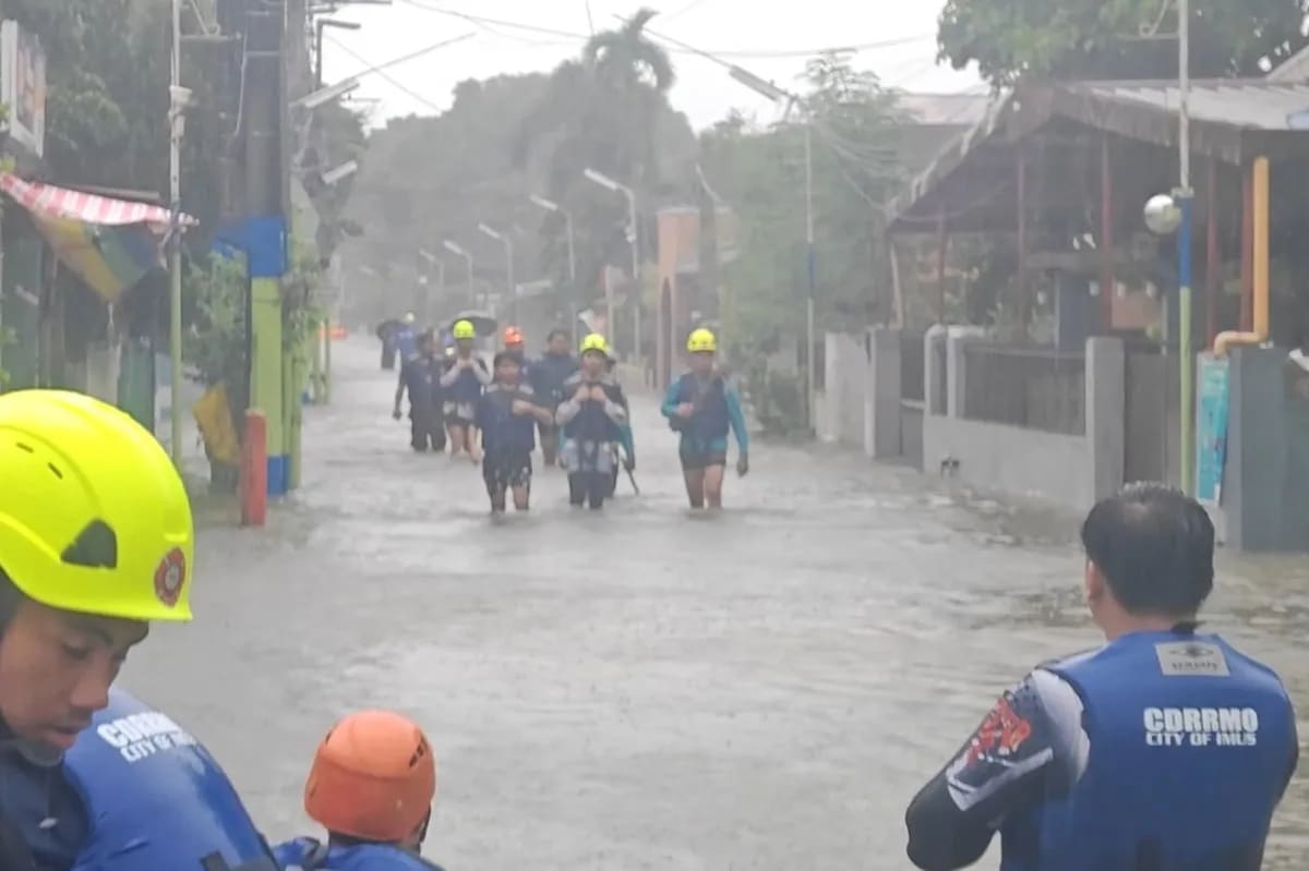 Residents leave homes empty-handed as floods hit Imus, Cavite | ABS-CBN ...