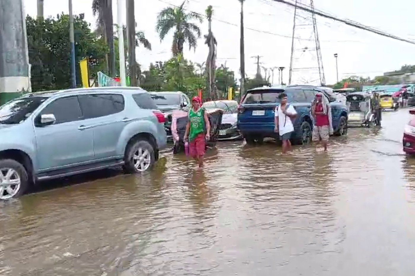 MacArthur Highway ginawang parking lot ng mga binahang residente sa Calumpit | ABS-CBN News