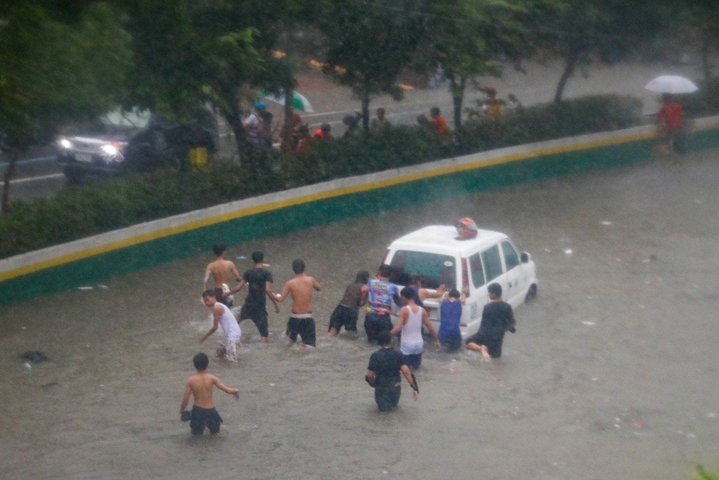 Baha sa Parañaque humupa na; 1,000 katao nasa evacuation center pa rin ...