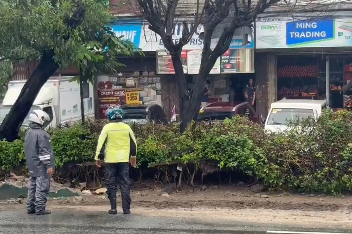 Parts of center island in Parañaque collapse due to flood | ABS-CBN News