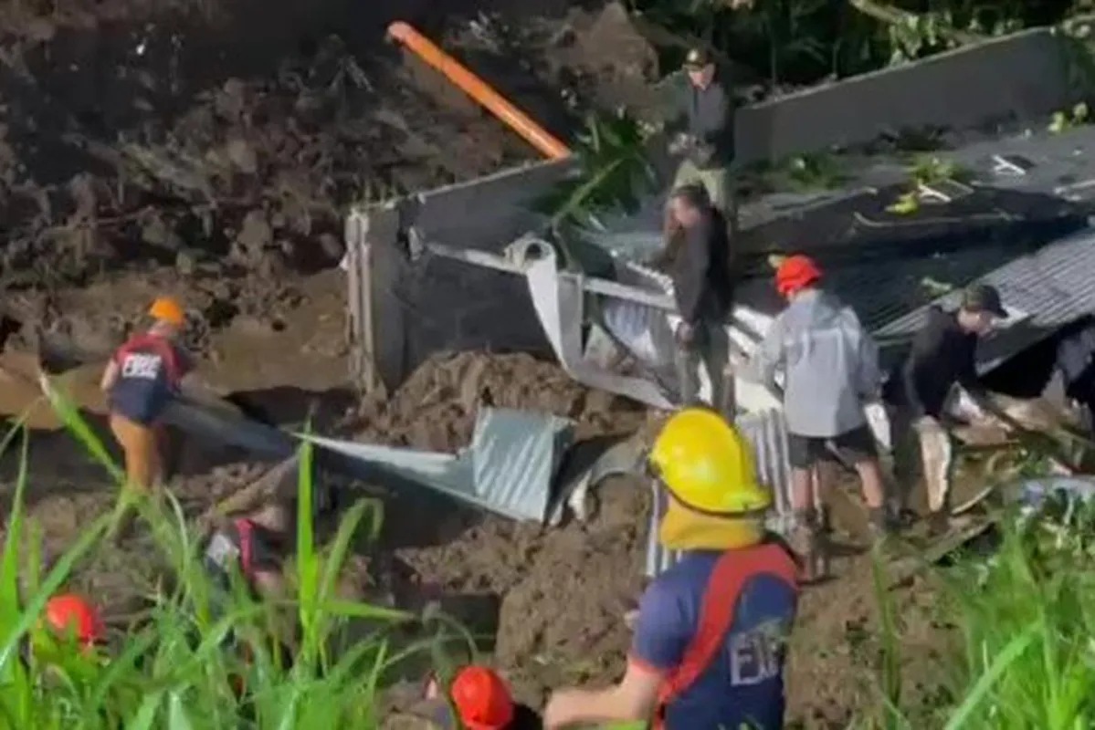 4 construction worker natabunan ng gumuhong lupa at pader sa Cavite | ABS-CBN News