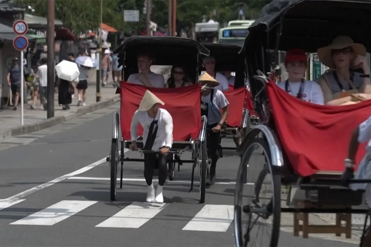 Japanese rickshaw pullers battle blazing heat in Kyoto | ABS-CBN News
