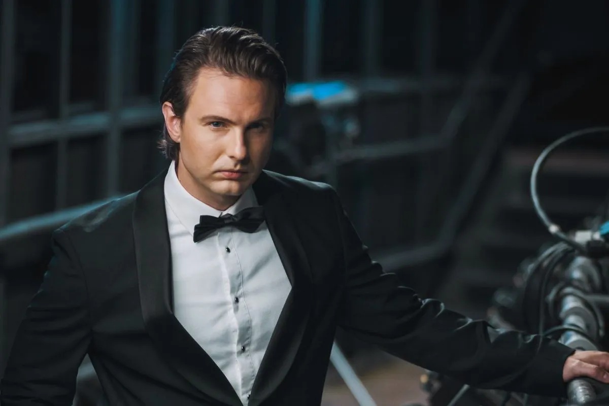 West End Leading Man Matt Blaker Steps Into ‘The Bodyguard’ Role | ABS ...