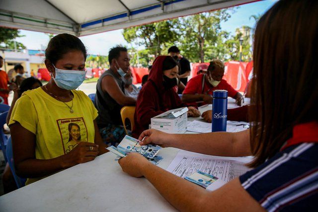 Thousands of indigent Filipinos line up for aid at new DSWD satellite ...