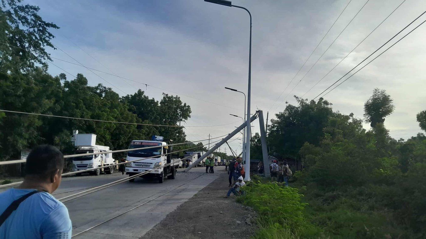 Walong poste ng kuryente natumba matapos mabangga ng truck; Bahagi ng GenSan, Sarangani ...