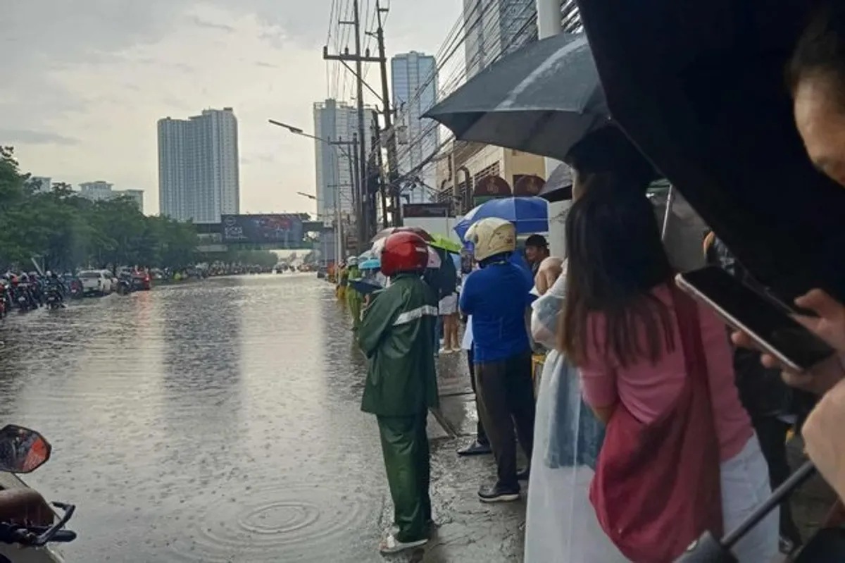 Floods hit parts of Quezon City amid heavy rains | ABS-CBN News