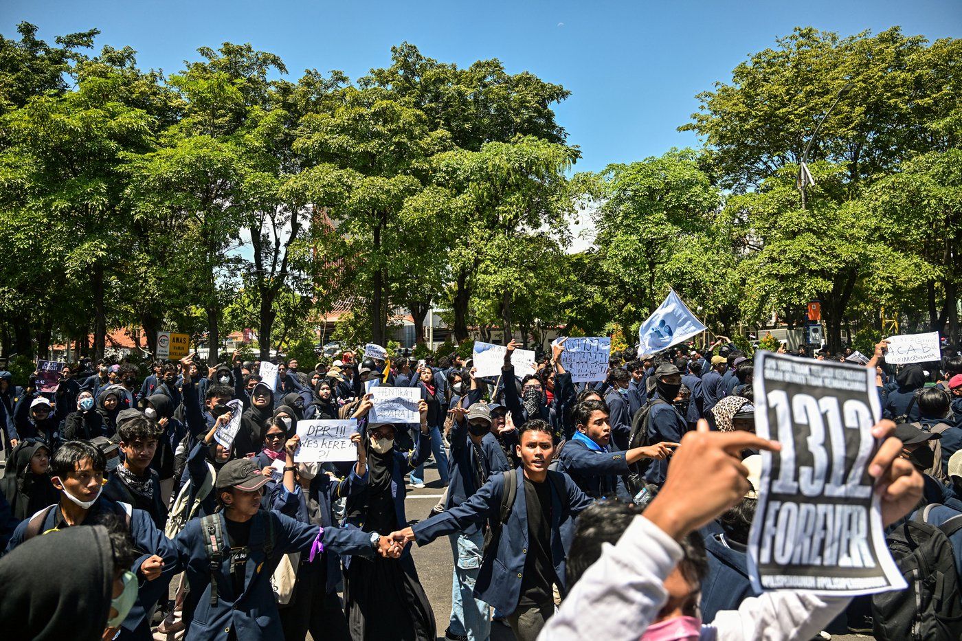 Indonesia cuts lawmaker perks as president tries to quell protests ...
