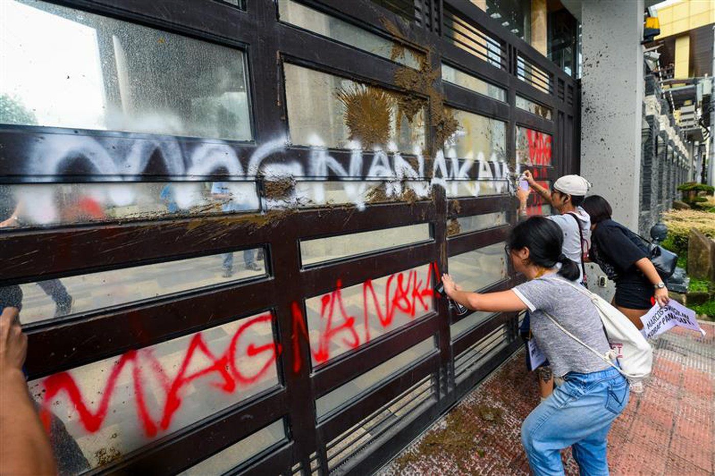 Protesters throw mud, write 'magnanakaw' on Discaya compound in Pasig ...
