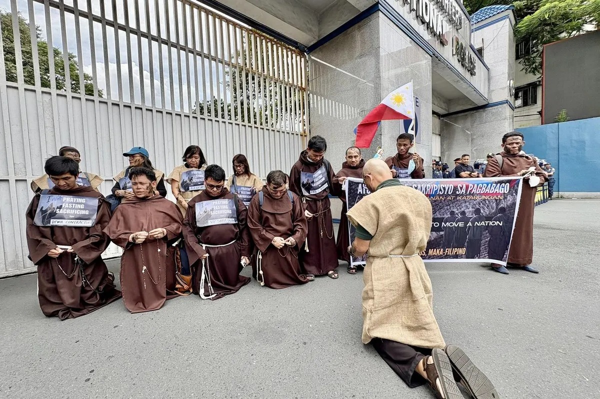 'Galit na ang tao': Priests stage prayer-protest at Crame to decry ...