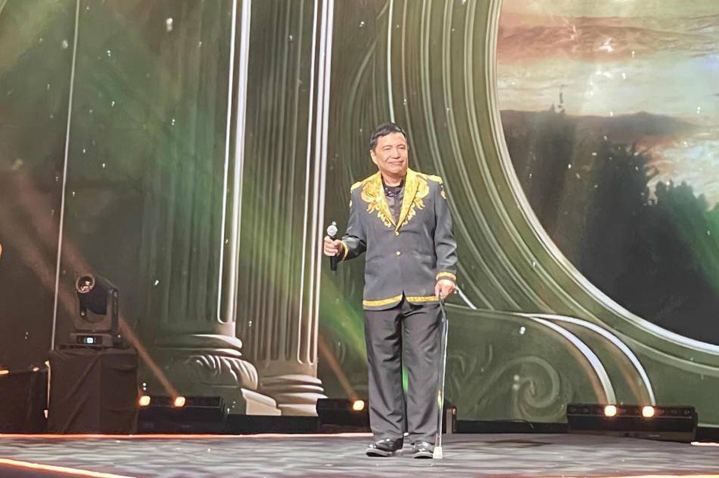 Concert review: Nonoy Zuñiga proves timeless in sold-out 50th ...