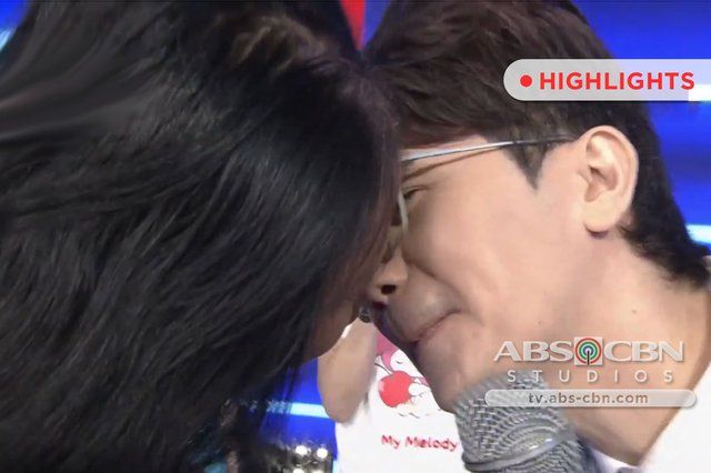 Vhong, game na nakipag-nose to nose kay nanay Veron | It’s Showtime | ABS-CBN Entertainment