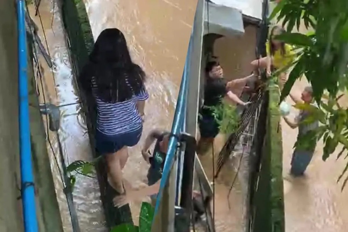 Mga bata itinawid sa pader para mailigtas sa baha | ABS-CBN News