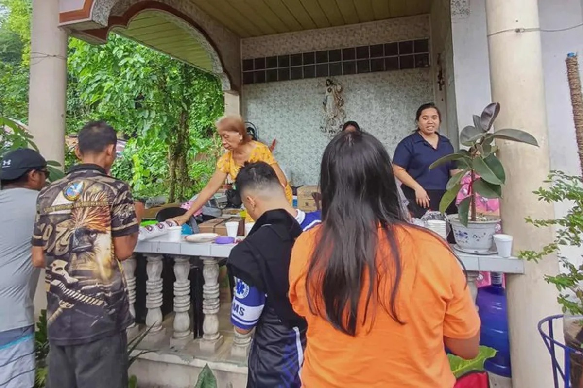 Mga nasalanta ng lindol sa Cebu, namigay ng buko, kape, at noodles sa ...