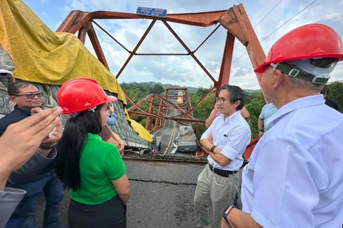 'Walang poste sa ilalim?': Dizon inspects collapsed Piggatan Bridge ...