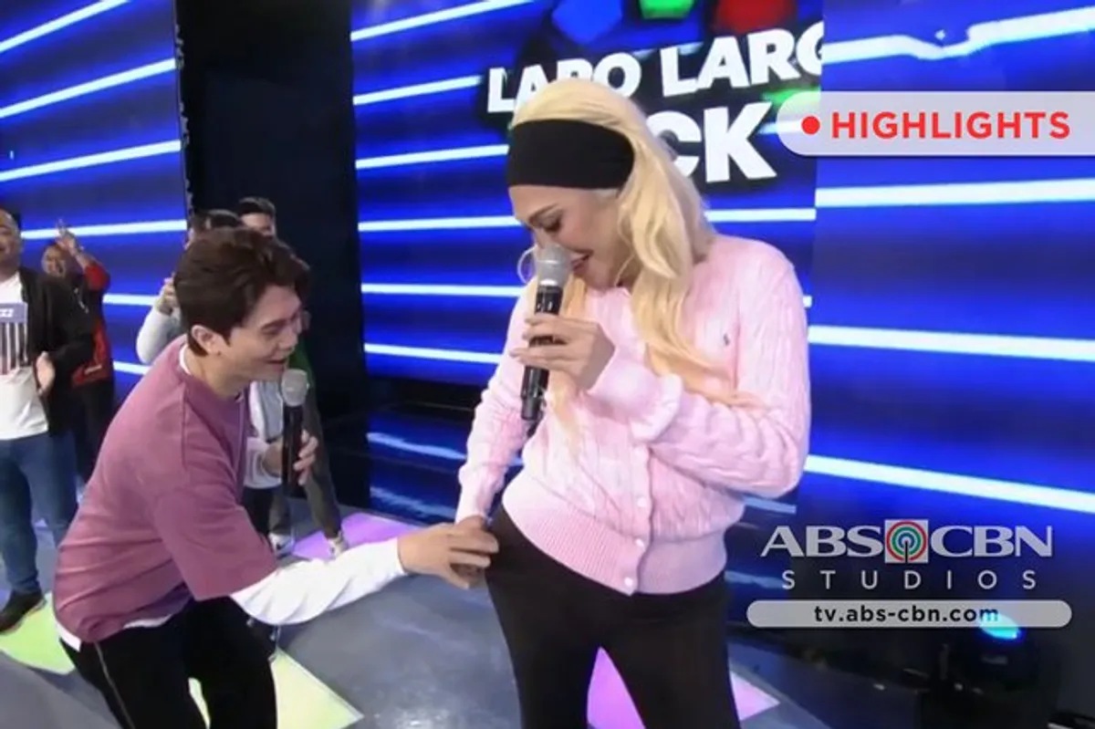 Vhong, hinulugan ng PISO ang butas sa damit ni Vice Ganda | It’s ...
