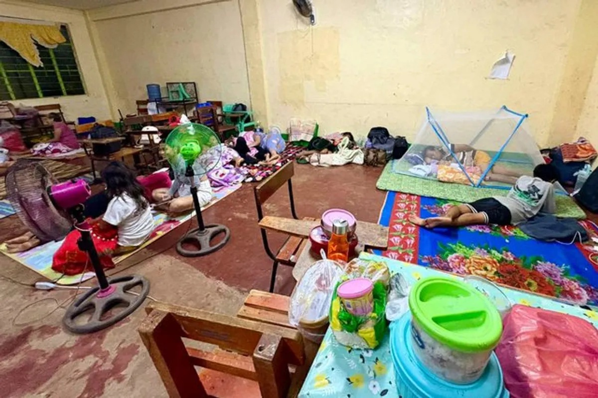 Families in flood-prone areas in Isabela evacuate ahead of typhoon Uwan ...