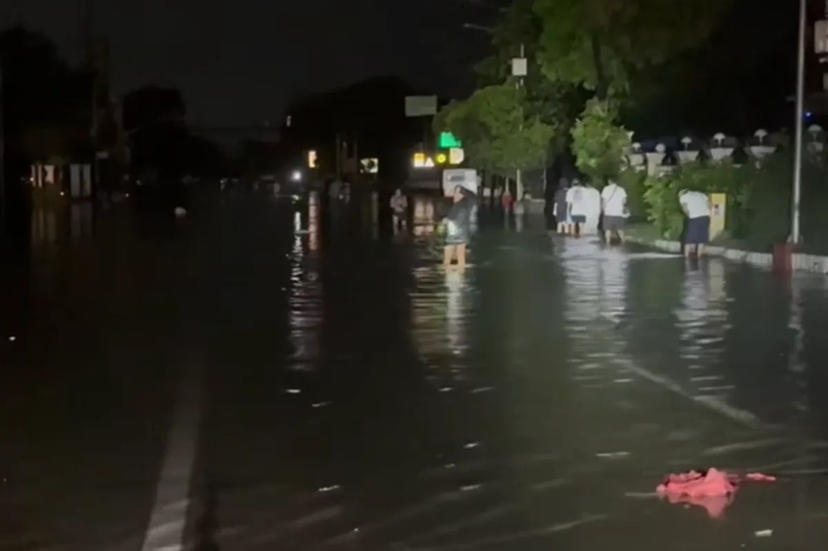 Floods subside but strong winds, rain continue in Navotas City | ABS ...