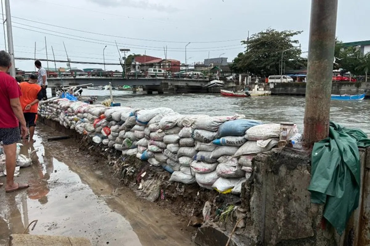 Navotas residents experience flooding due to collapsed seawall | ABS ...