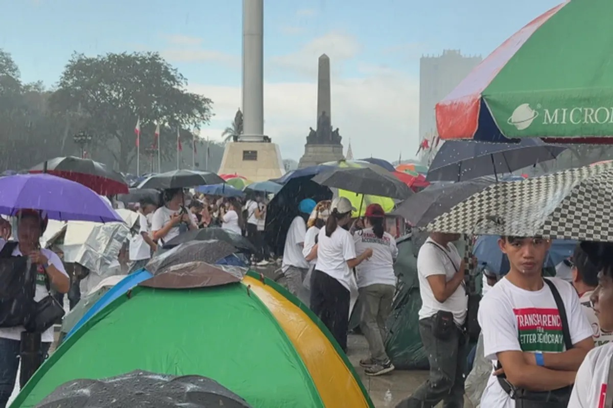Mga dumalo sa INC rally hindi natinag sa kabila ng pag-ulan | ABS-CBN News