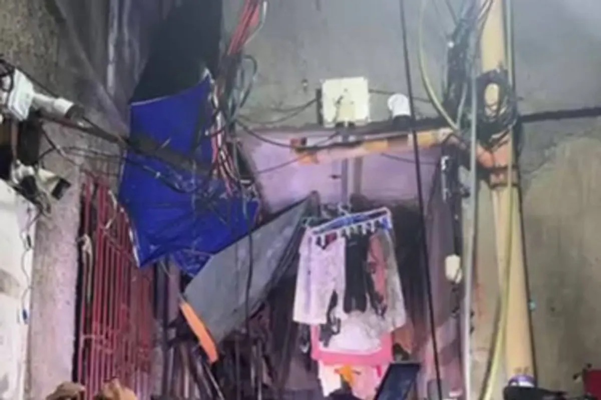 Sunog sa Gagalangin, Tondo, umabot sa 2nd alarm; mga bumbero nahirapan sa makitid na eskinita ...