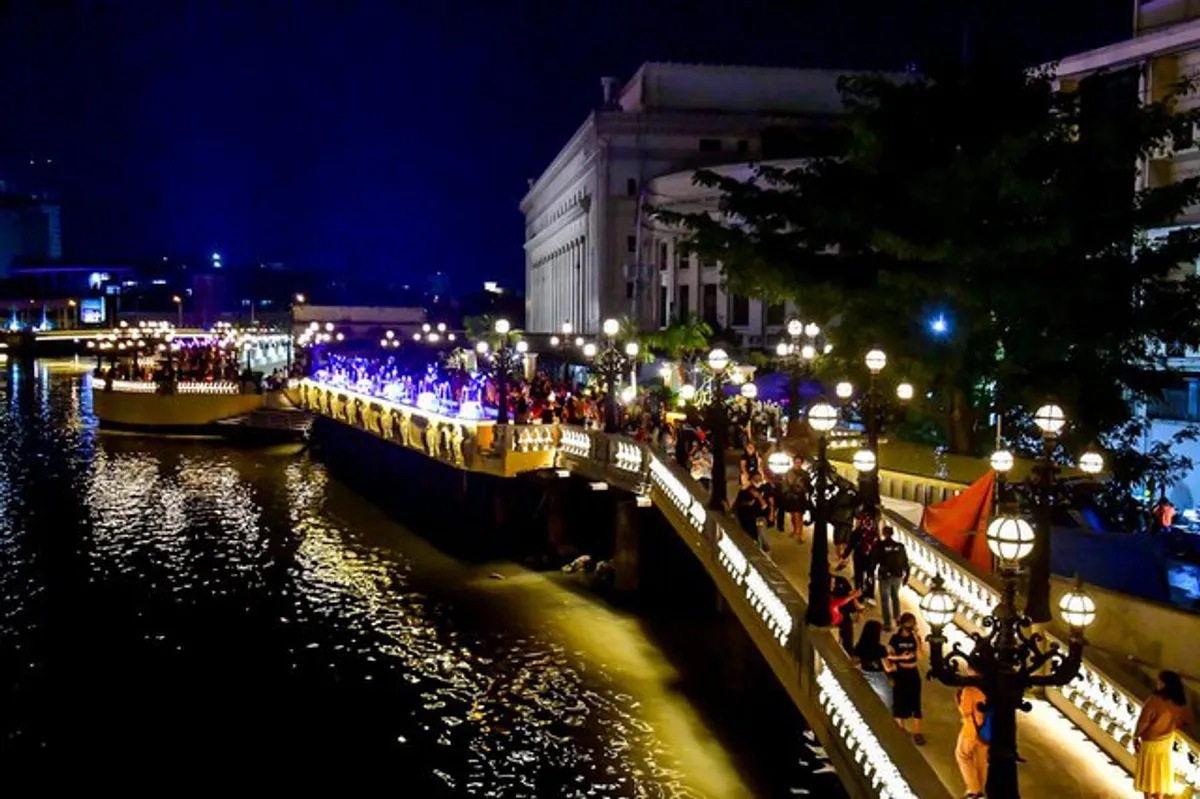 Pasig River Esplanade draws Christmas crowds for food trips, evening strolls | ABS-CBN News