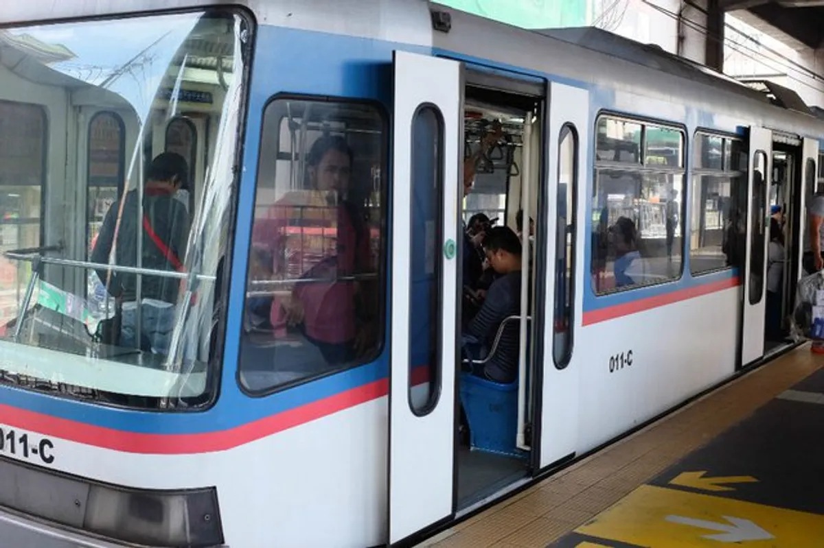 Man apprehended after jumping onto MRT-3 rail tracks in Ortigas | ABS ...