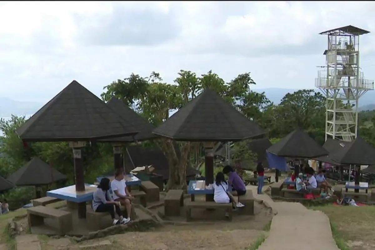 Ilang pamilya sinulit ang pamamasyal sa Tagaytay sa bisperas ng bagong ...
