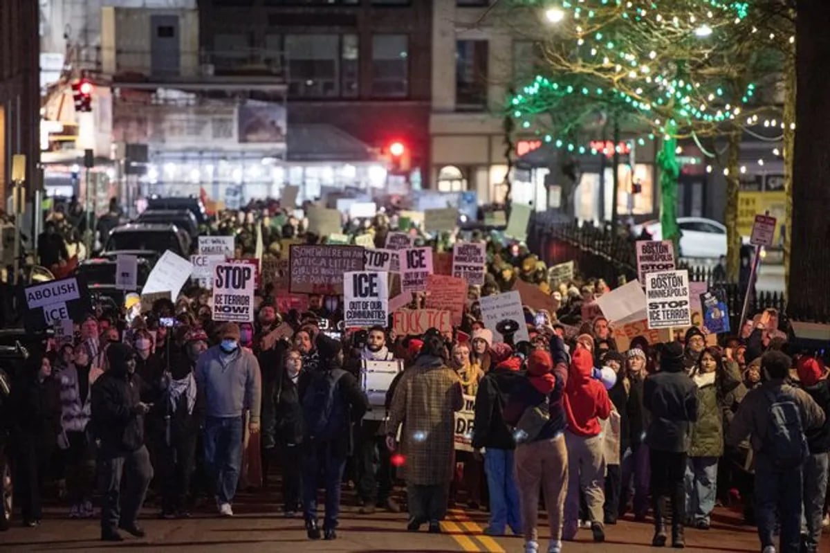 Protesters, US law enforcers clash after immigration agent kills woman ...