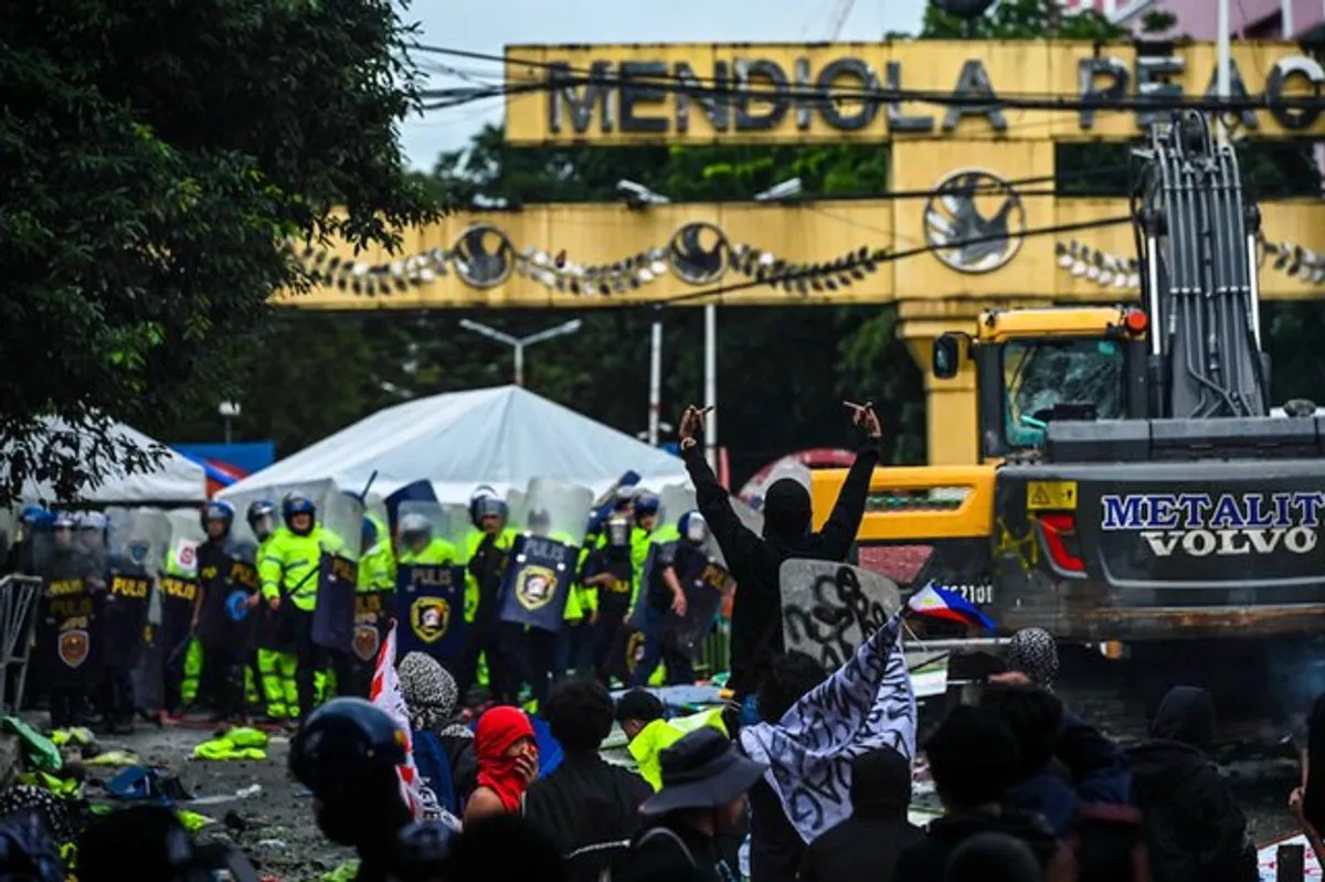 Youth leaders charged over Sept. 21 rally dare Marcos to jail corrupt ...