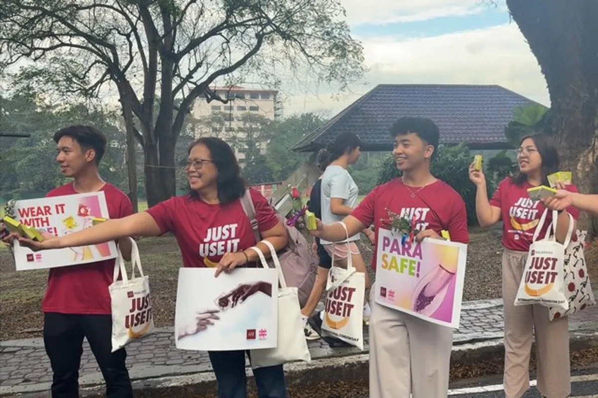 'Love responsibly': Youth advocates hand out free condoms, roses at UP ...