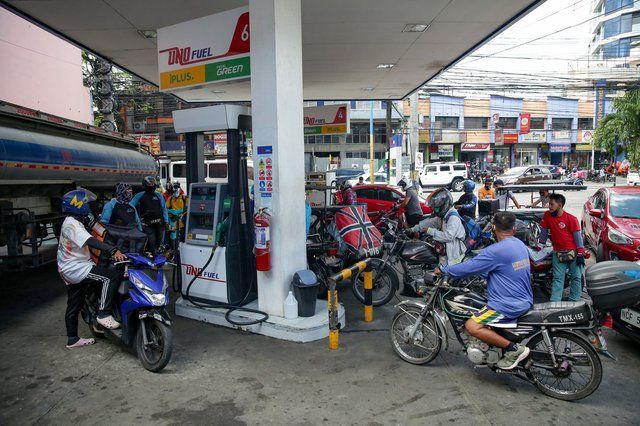 DOE warns of weekly oil price hikes as oil prices soar | ABS-CBN News