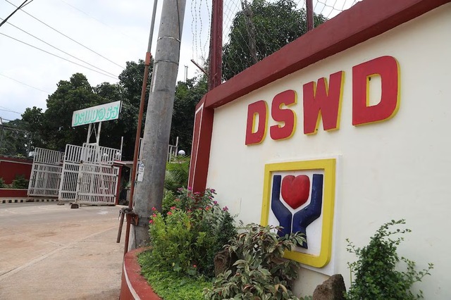 DSWD provides aid to victims of fire along NIA Road in QC | ABS-CBN News