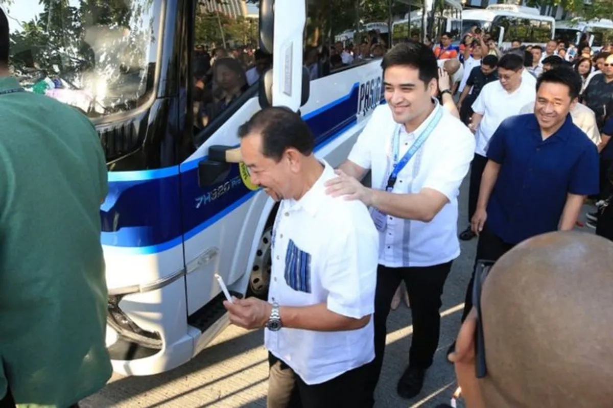 Pasig rolls out 5 electric minibuses for free ride program | ABS-CBN News