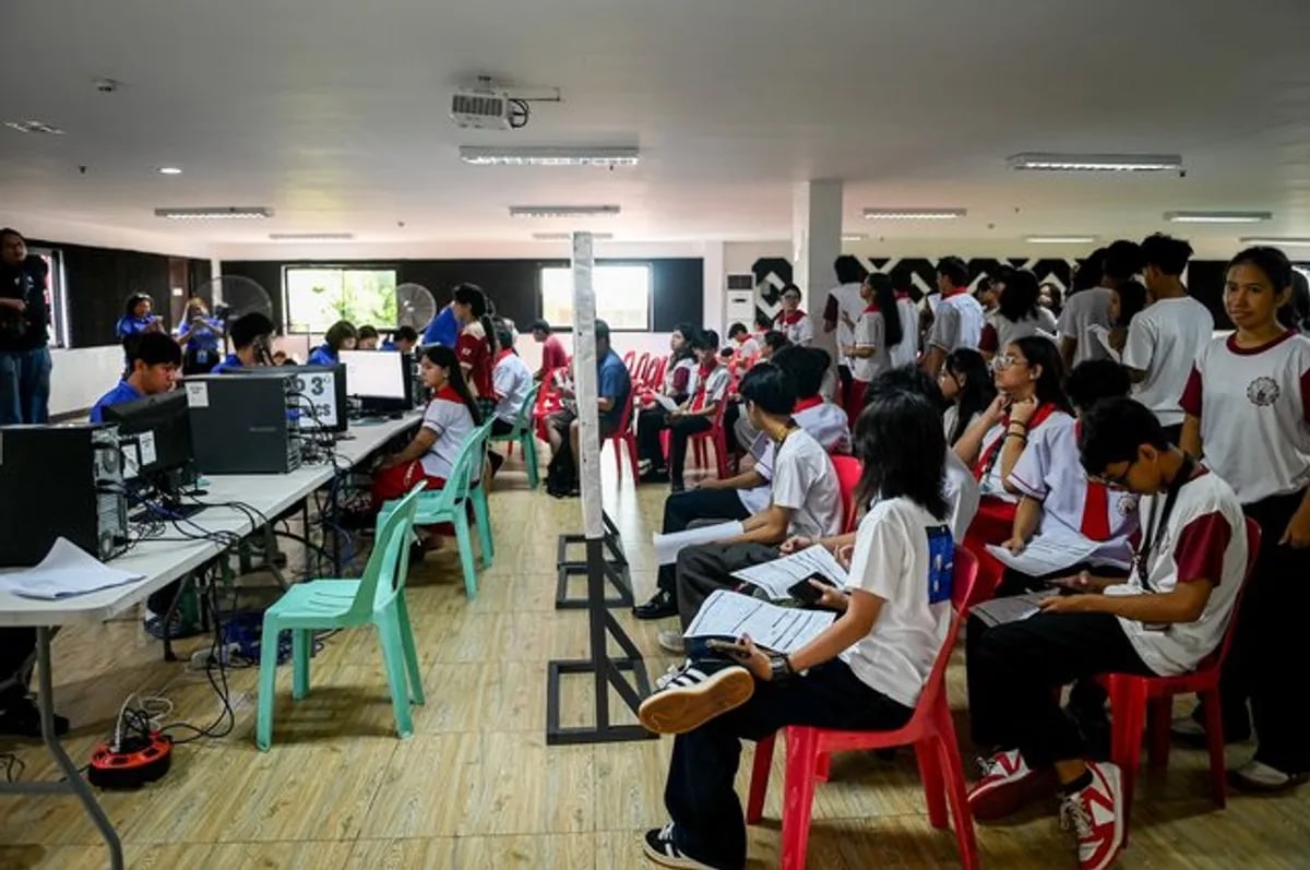 Comelec defends early cut-offs amid voter registration surge | ABS-CBN News
