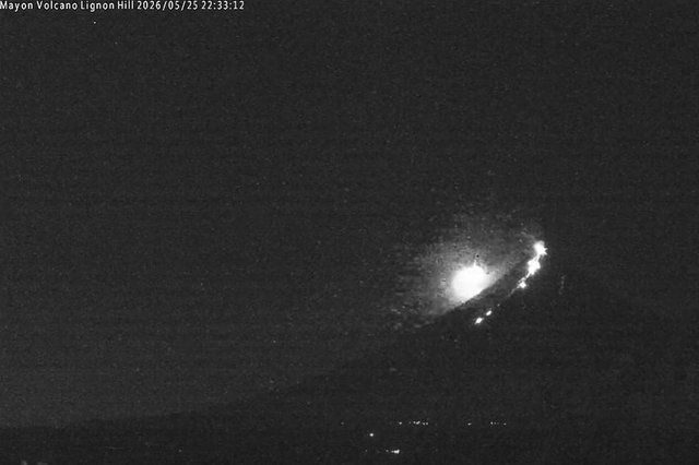 Meteor lights up night sky over rumbling Mayon | ABS-CBN News