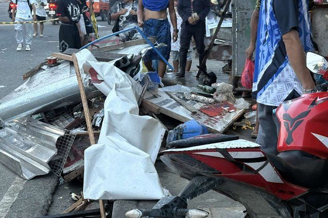 Delivery truck bumangga sa bangketa sa Taytay; 3 patay, 2 sugatan | ABS ...